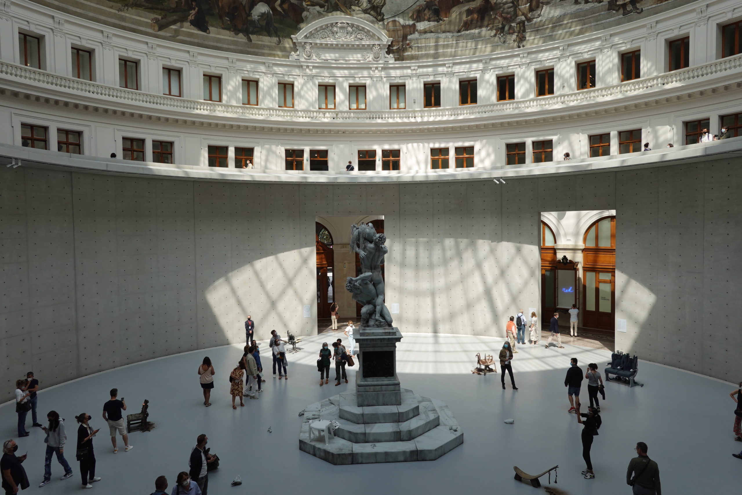 Première visite à la Bourse du Commerce pour l'exposition Ouverture ...